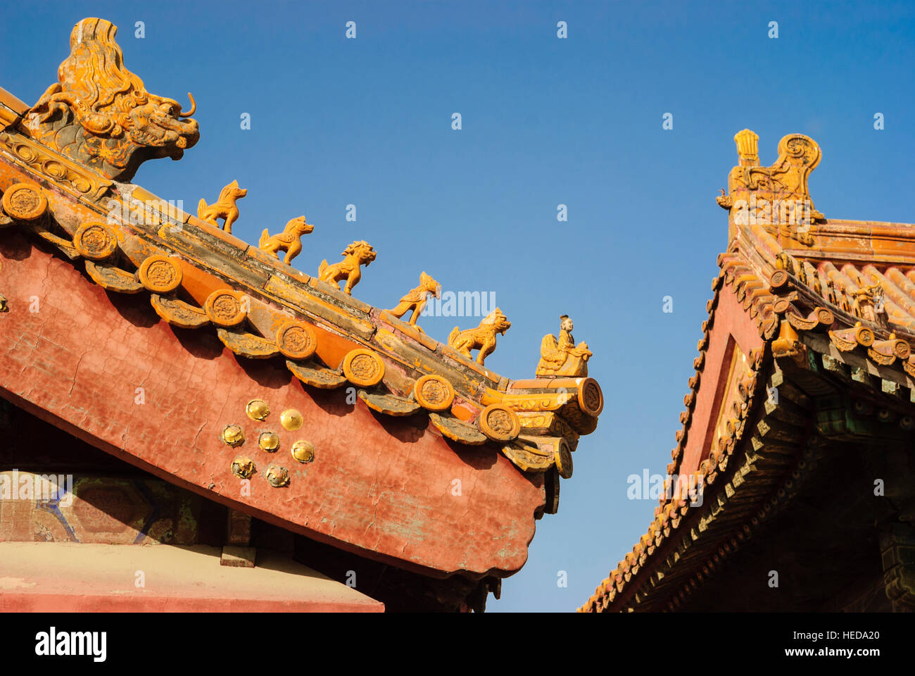 Peking: Forbidden City (Imperial Palace); Guardian figures on the roof ...