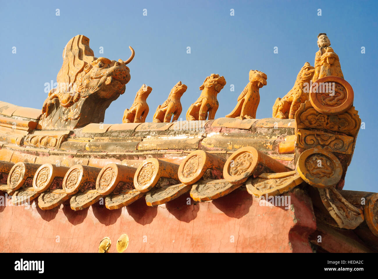 Peking: Forbidden City (Imperial Palace); Guardian figures on the roof ...