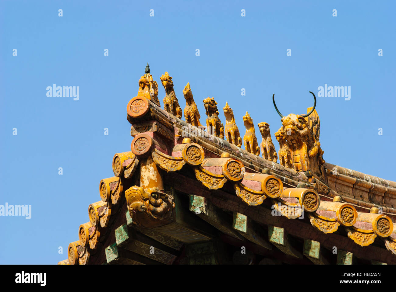 Peking: Forbidden City (Imperial Palace); Guardian figures on the roof ...