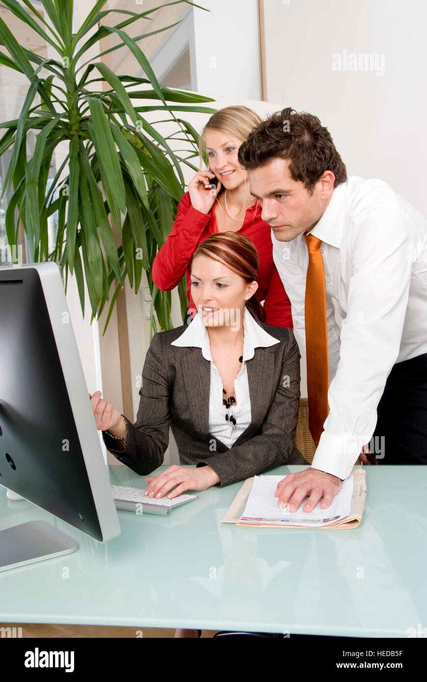 Young gathered around computer hi-res stock photography and images - Alamy