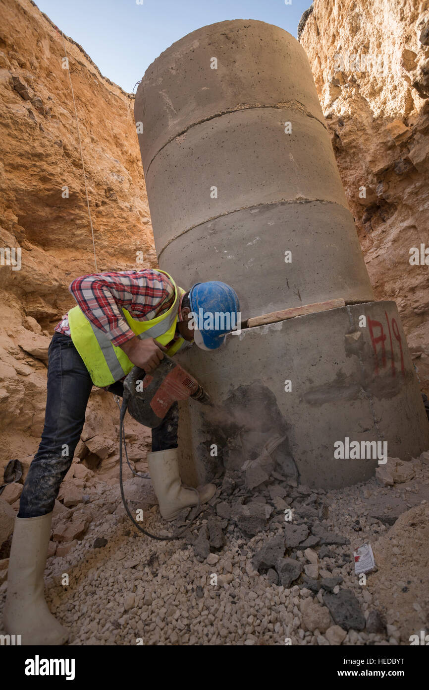 Assembly line workers hi-res stock photography and images - Alamy
