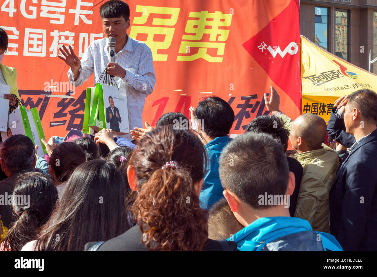 Chinese trader selling at public auction, Nanmen Square, Yinchuan ...