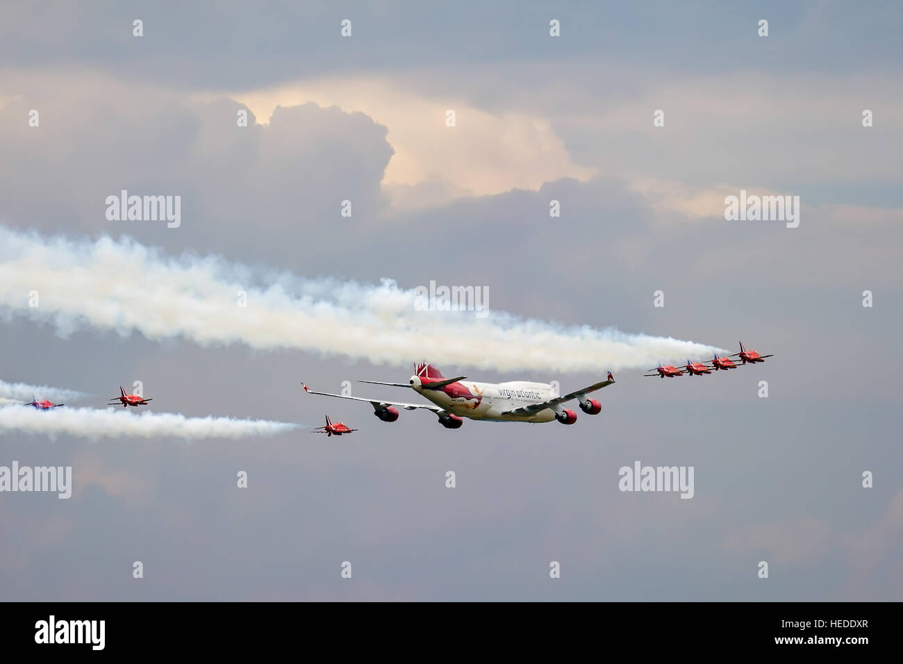 747 400 flying clouds hi-res stock photography and images - Alamy