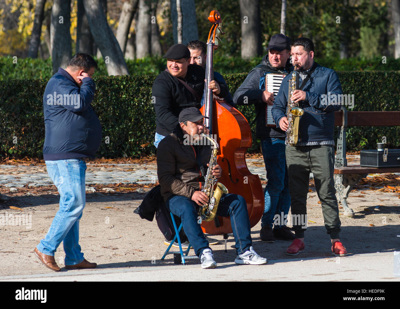 Musicians in park music hi-res stock photography and images - Alamy