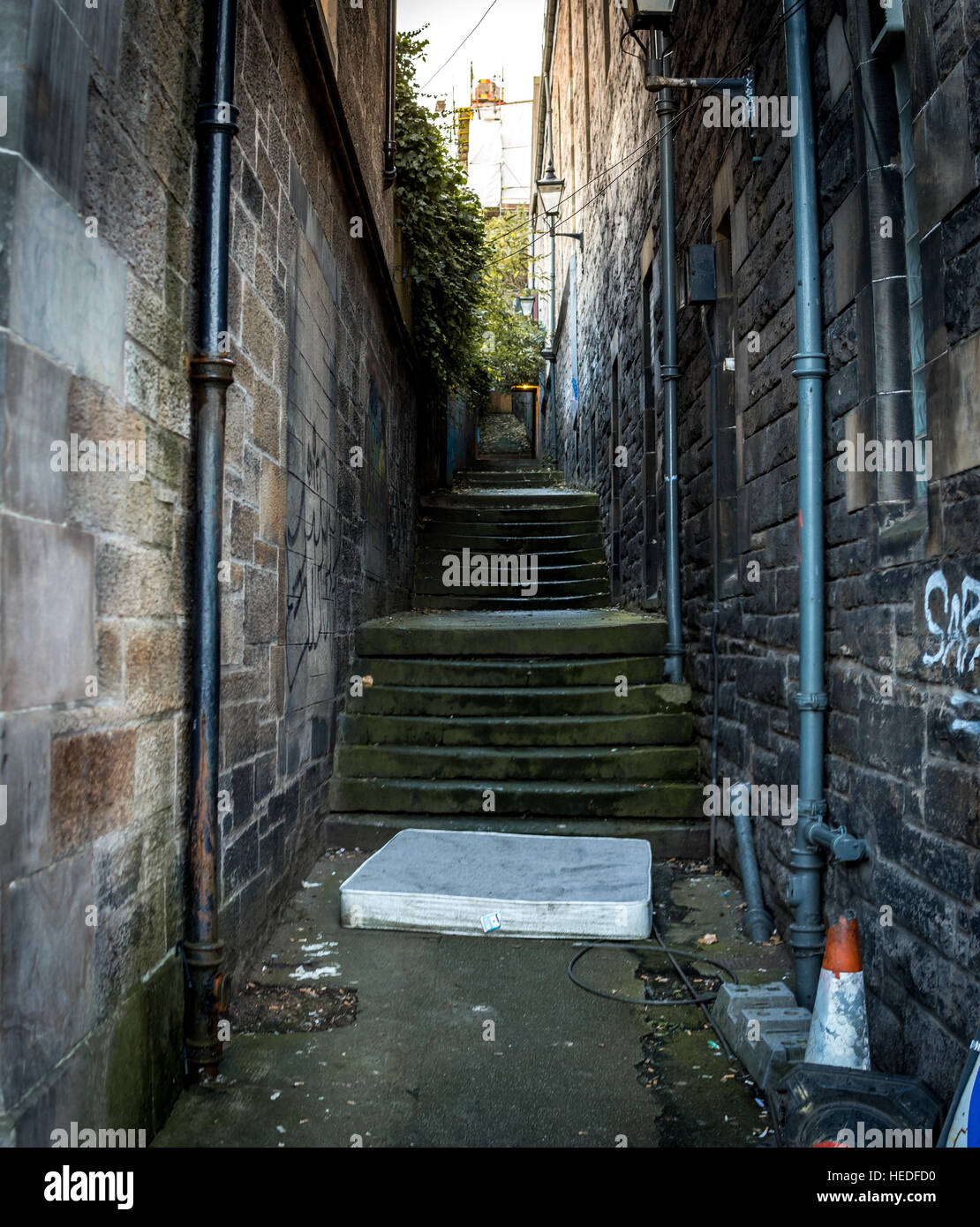 Narrow alleyway in Edinburgh Stock Photo - Alamy