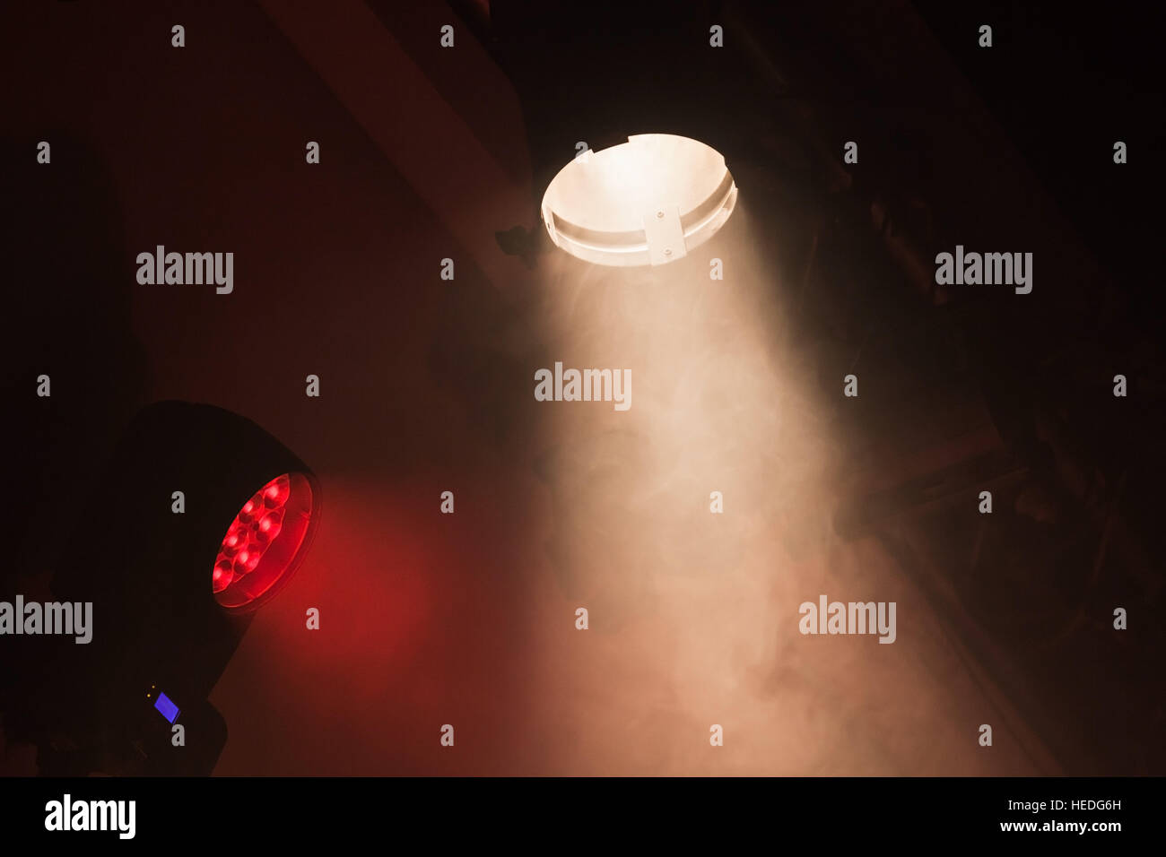 Stage white smoke spotlight hi-res stock photography and images - Alamy