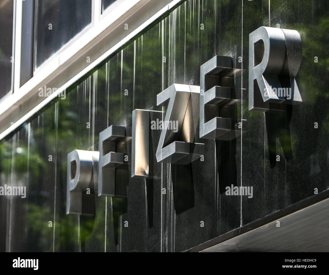 Pfizer headquarters new york city hi-res stock photography and images ...