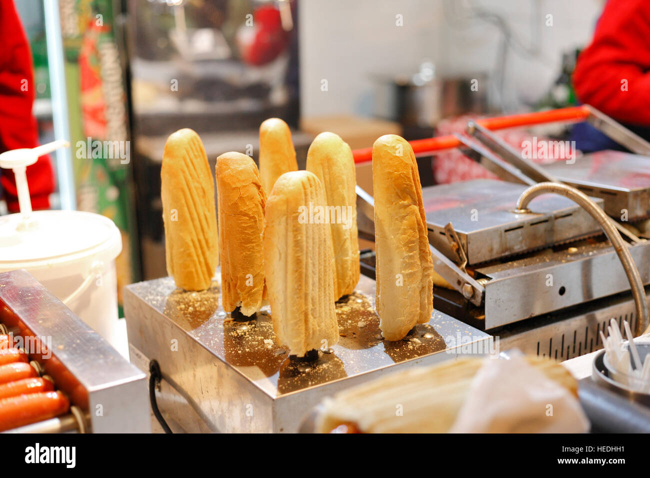 Heating bread rolls for hot dog Stock Photo - Alamy