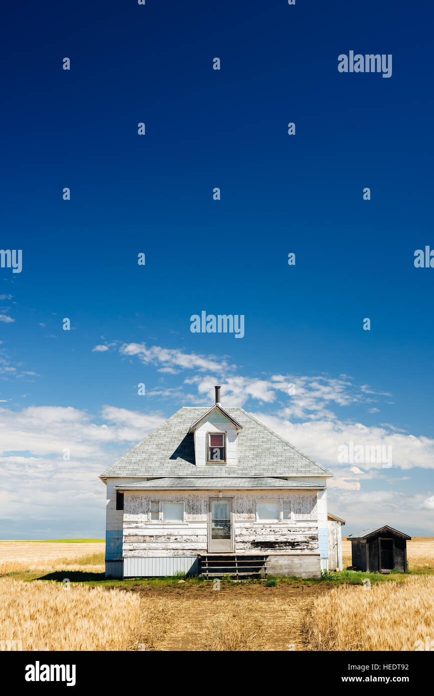 Canadian prairie farm house hi-res stock photography and images - Alamy