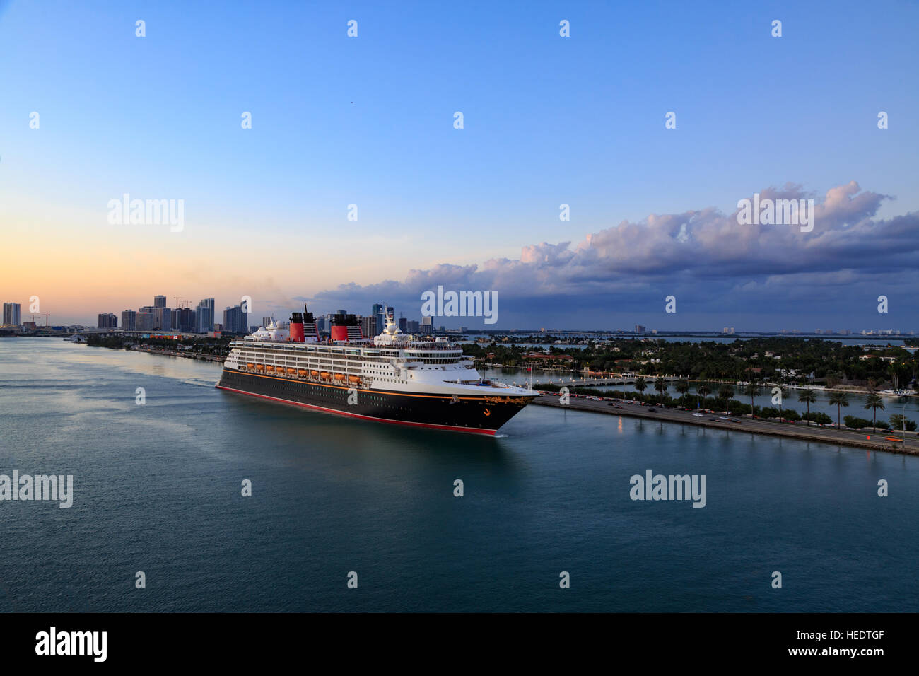 Cruise ship sailing from the miami port Stock Photo - Alamy