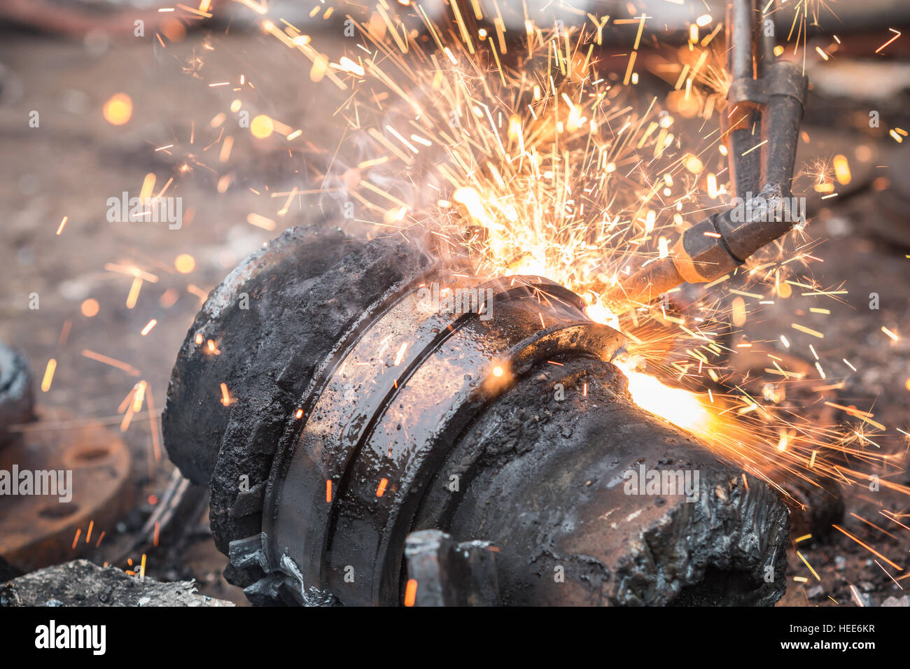 A worker cutting steel using metal torch Stock Photo - Alamy