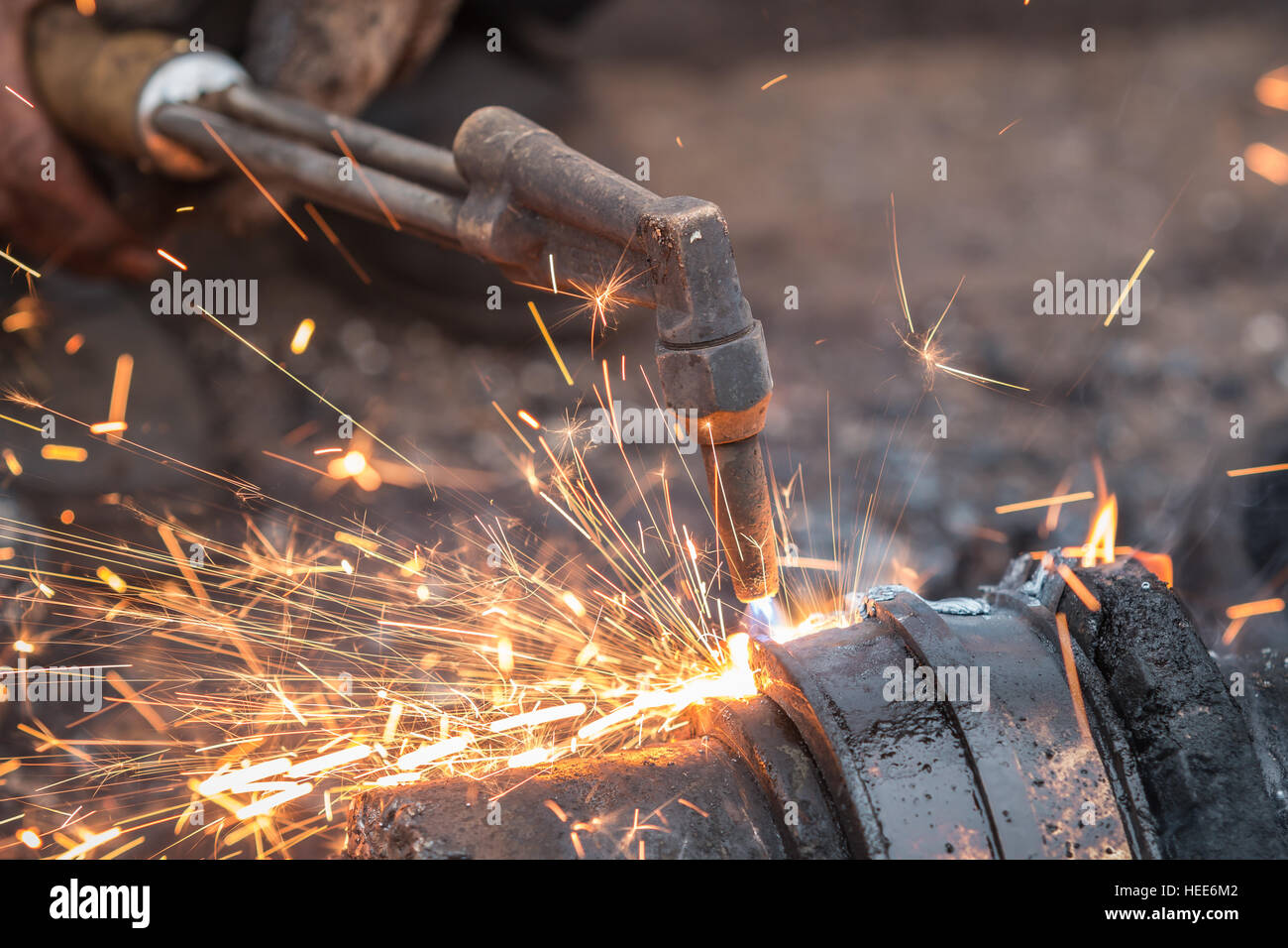 A worker cutting steel using metal torch Stock Photo - Alamy