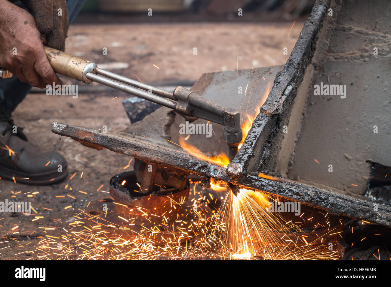 A worker cutting steel using metal torch Stock Photo - Alamy