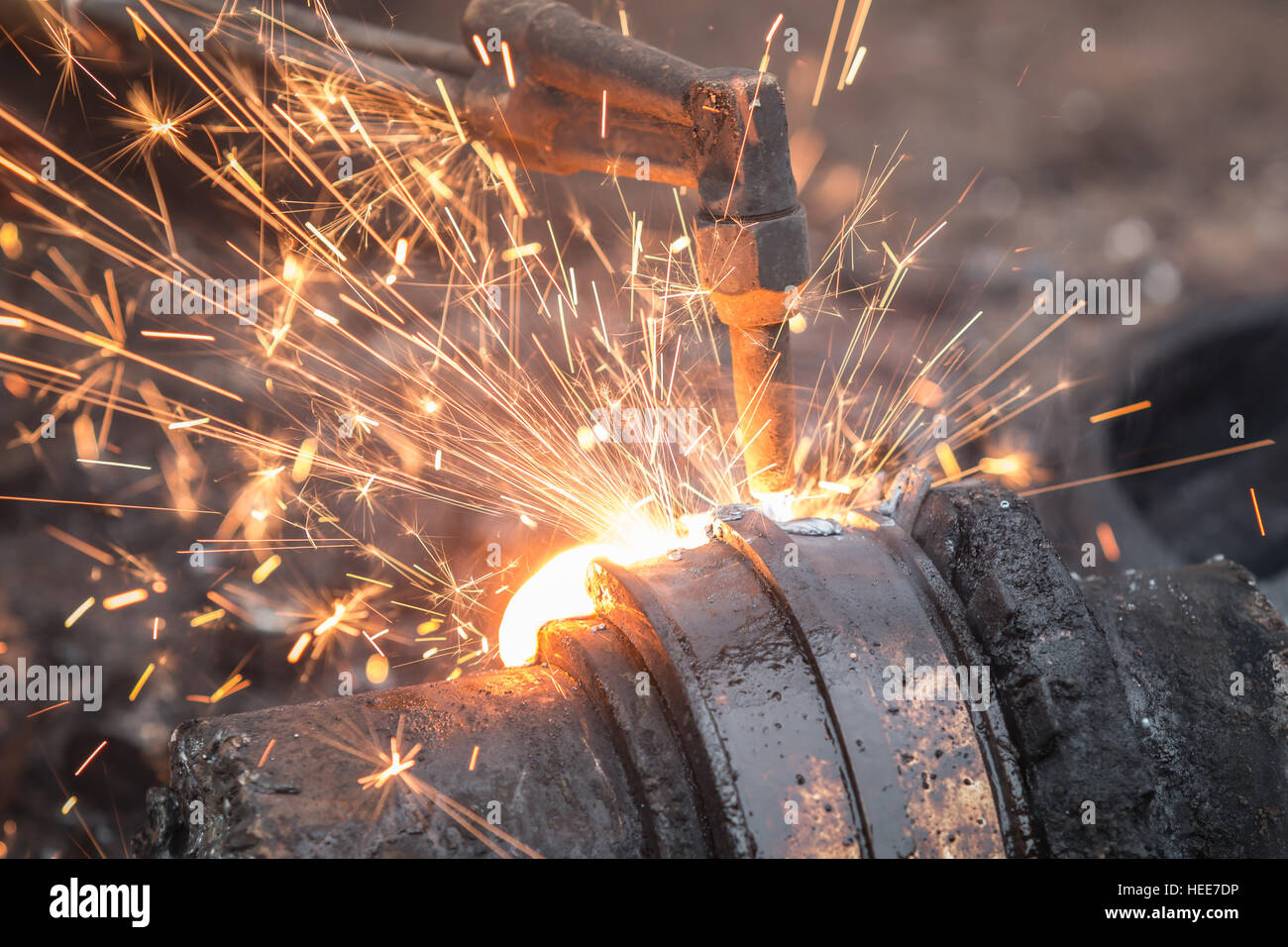 A worker cutting steel using metal torch Stock Photo - Alamy