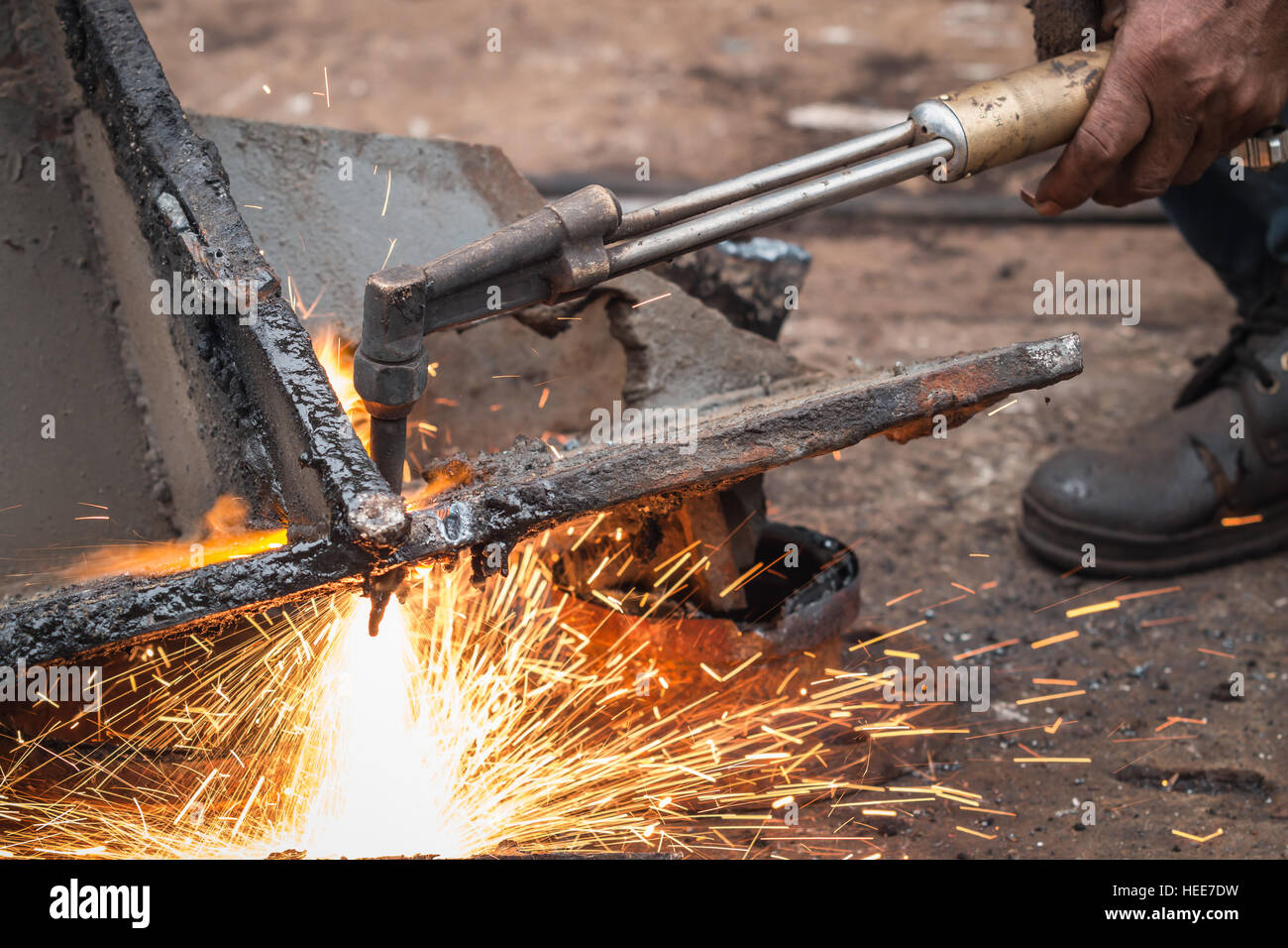 A worker cutting steel using metal torch Stock Photo - Alamy
