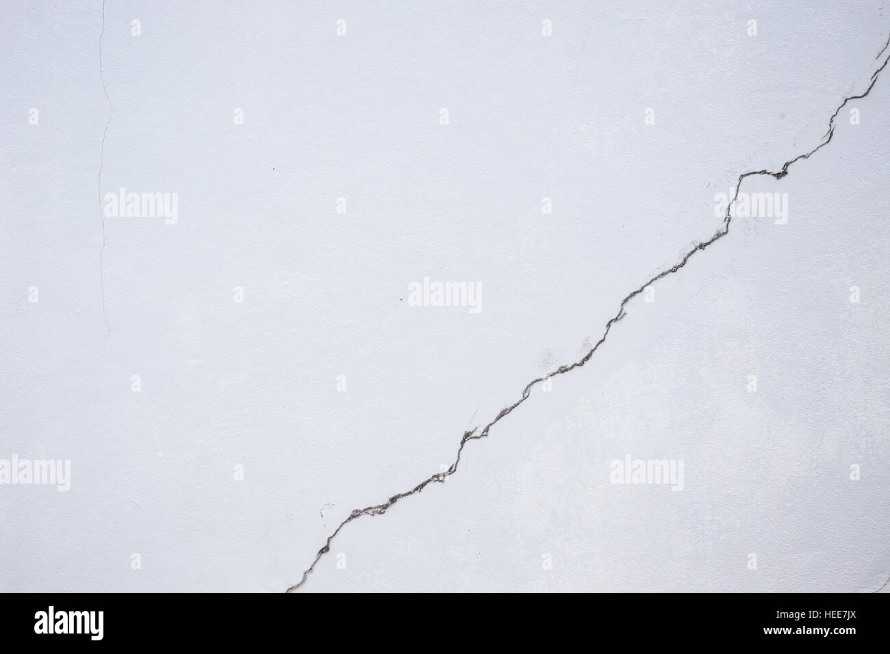 Close up cracked line on white building wall Stock Photo - Alamy
