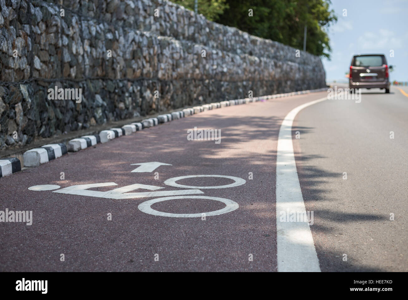 Close up white bicycle sign or icon on the road Stock Photo - Alamy