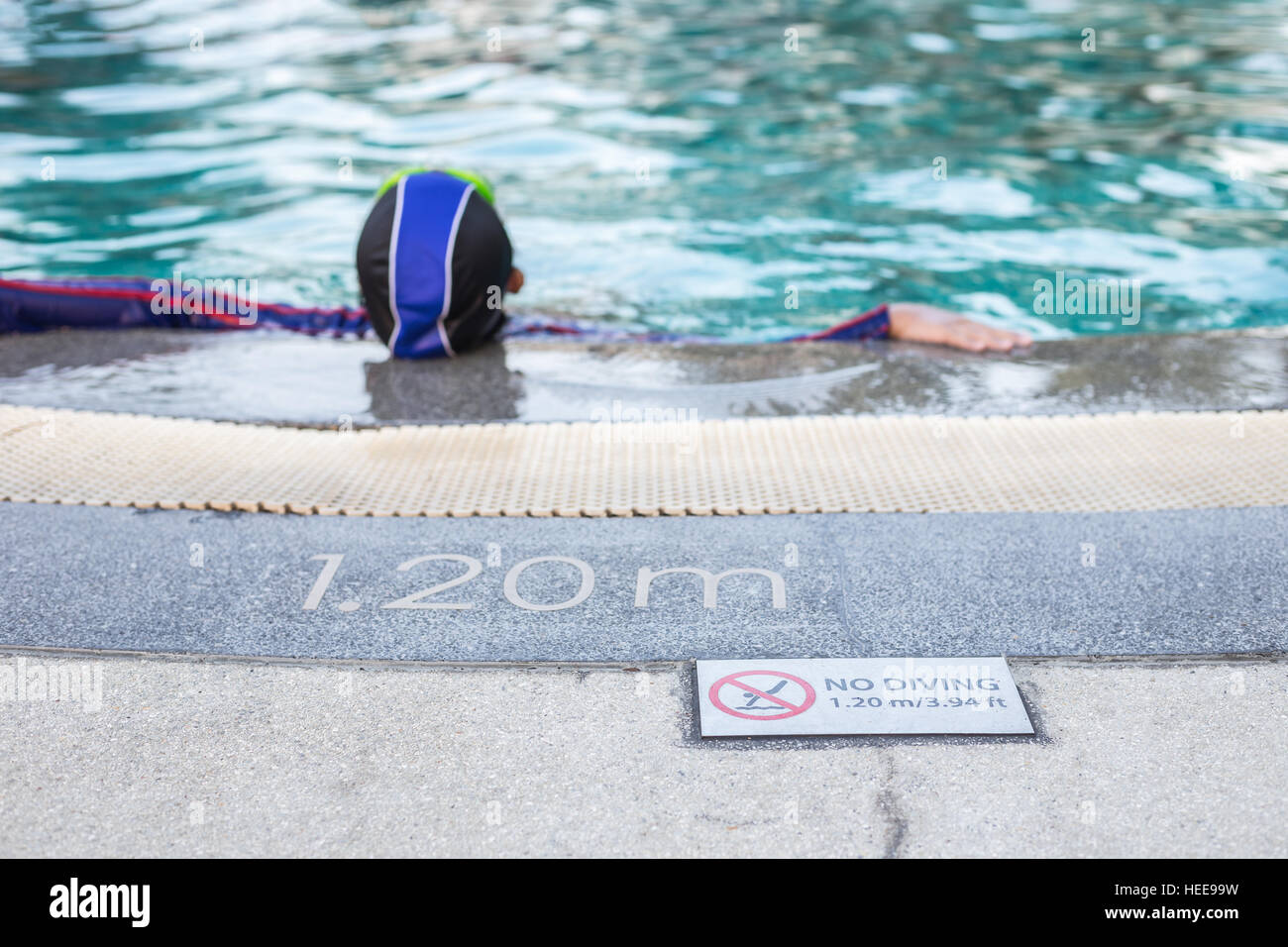 Close up NO DIVING sign on the side of swimming pool Stock Photo - Alamy