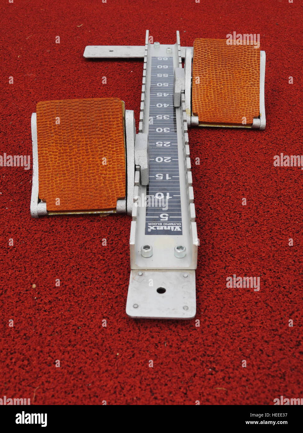 starting block race track Stock Photo - Alamy