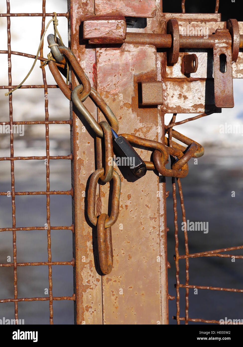 rusted lock with chain Stock Photo - Alamy