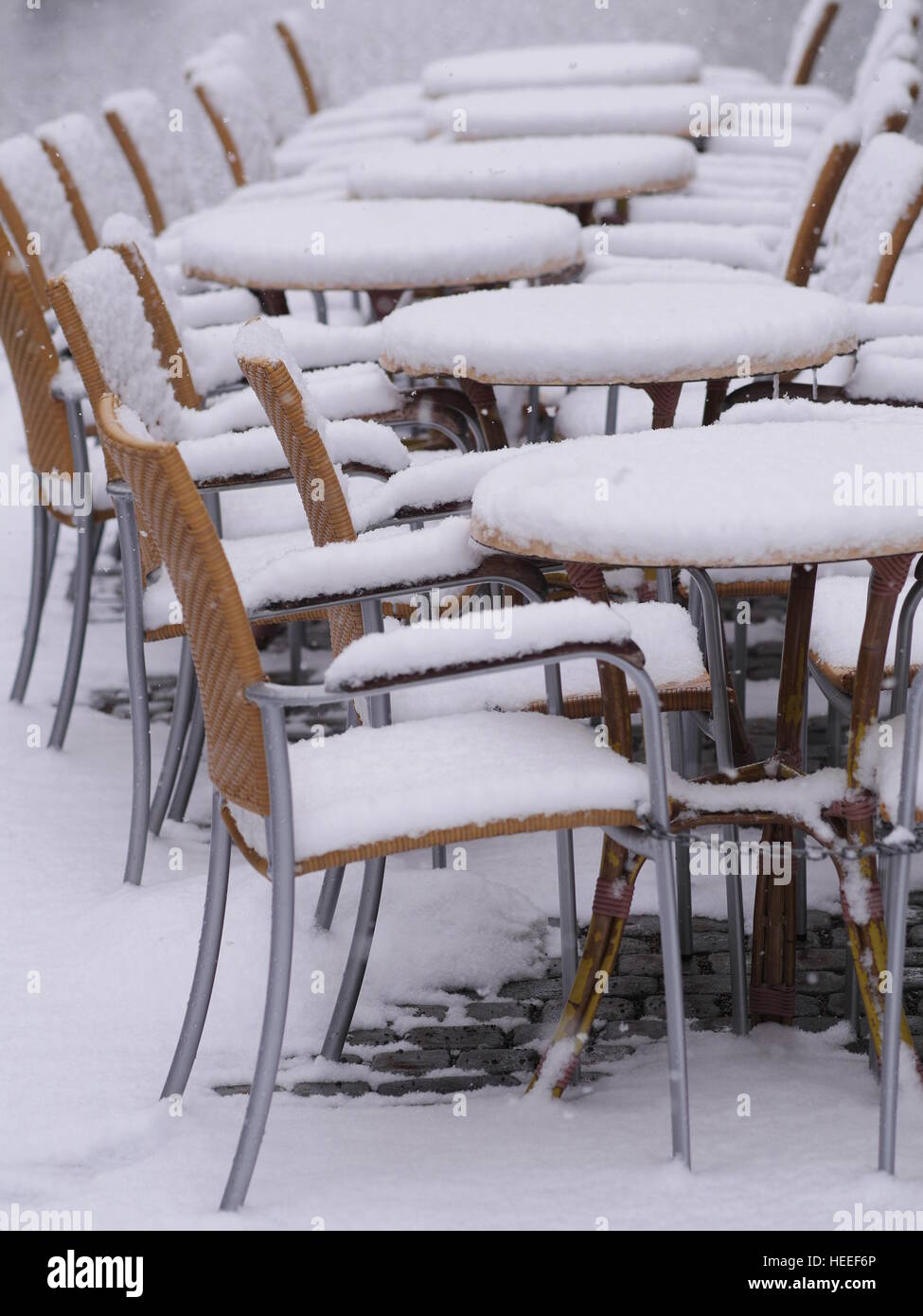 Tables and chairs outsides hi-res stock photography and images - Alamy