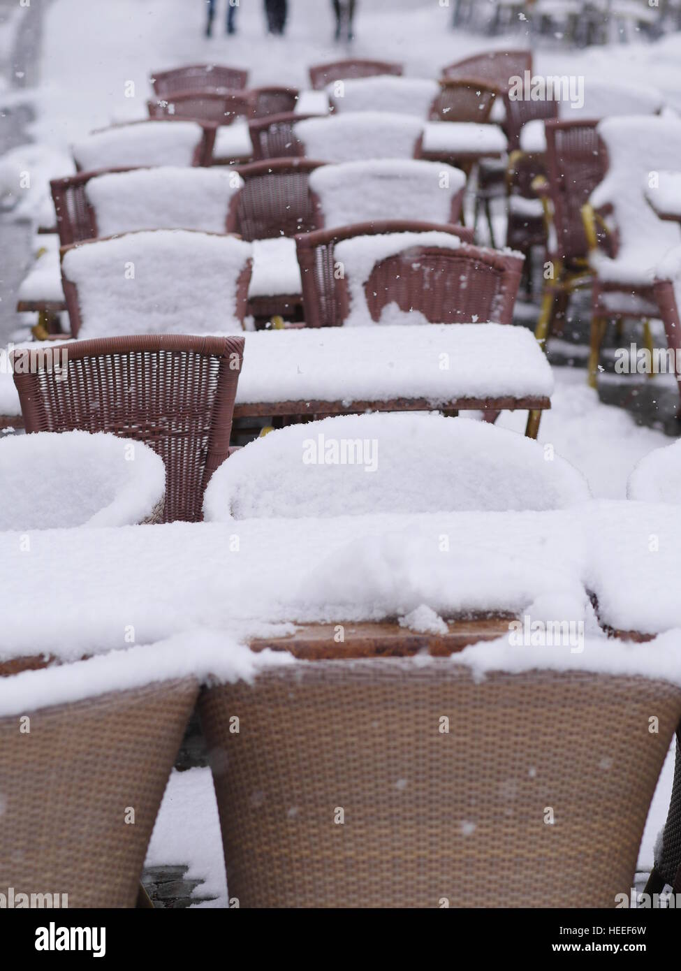 Tables and chairs outsides hi-res stock photography and images - Alamy