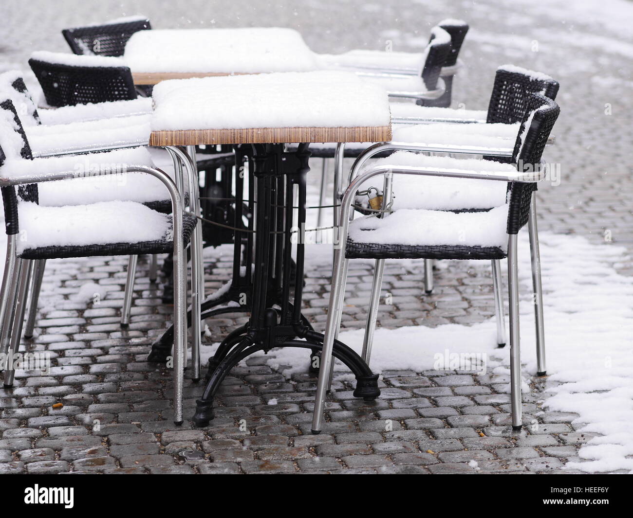 Tables and chairs outsides hi-res stock photography and images - Alamy
