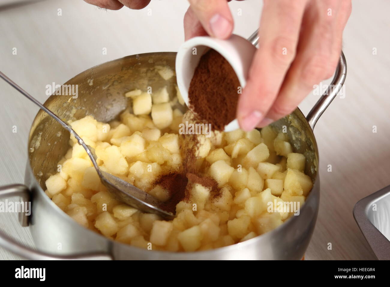 Pouring cinnamon powder apple hi-res stock photography and images - Alamy