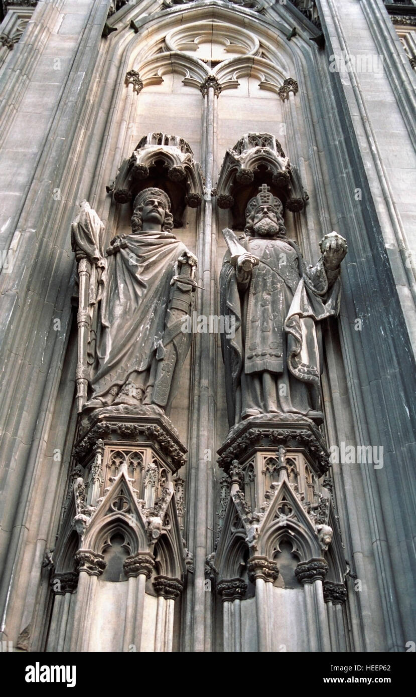 Two big statues on a wall Stock Photo - Alamy