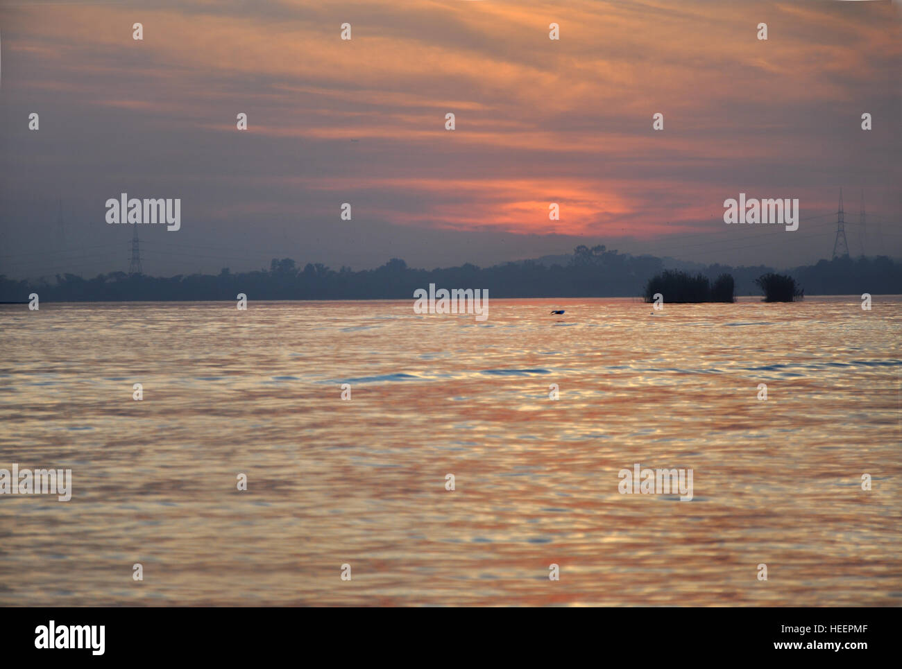 Sun setting over tranquil lake hi-res stock photography and images - Alamy