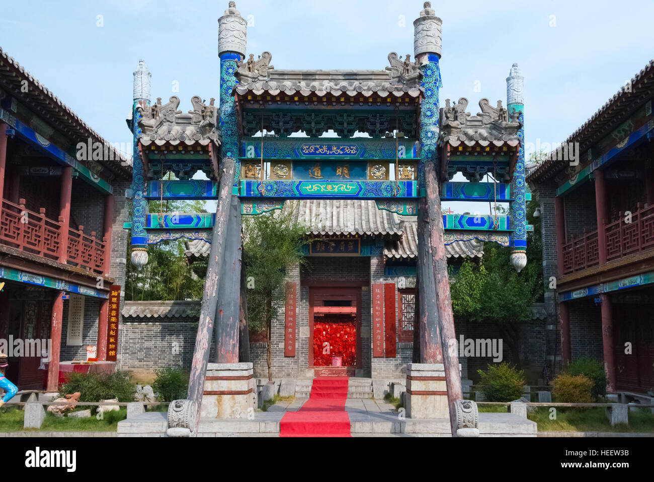 House with archway Stock Photo - Alamy