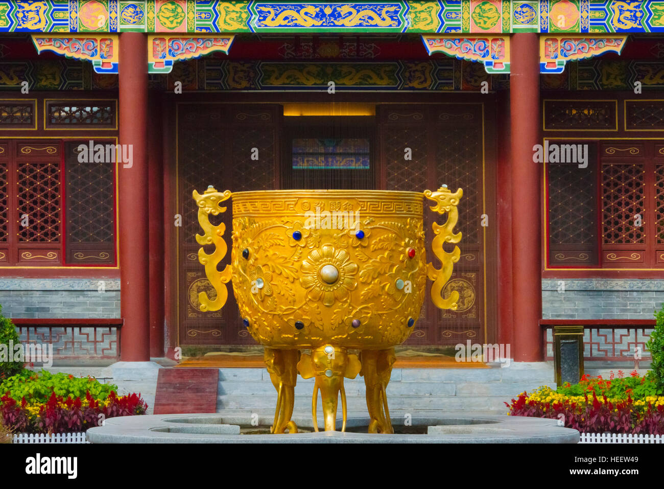 Ancient chinese vessel hi-res stock photography and images - Alamy