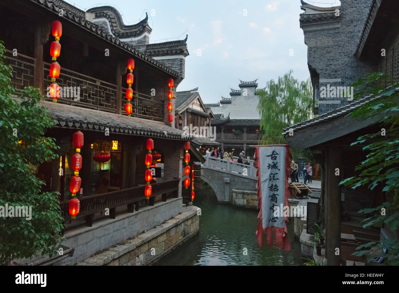Tourists in china town hi-res stock photography and images - Alamy