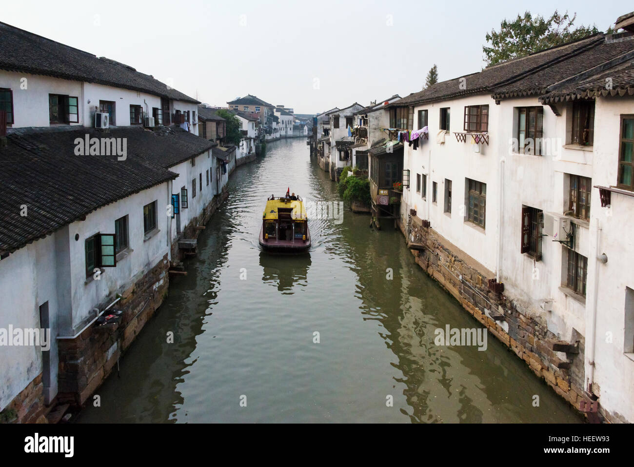 Traditional buildings and boats on the Grand Canal, Suzhou, Jiangsu ...