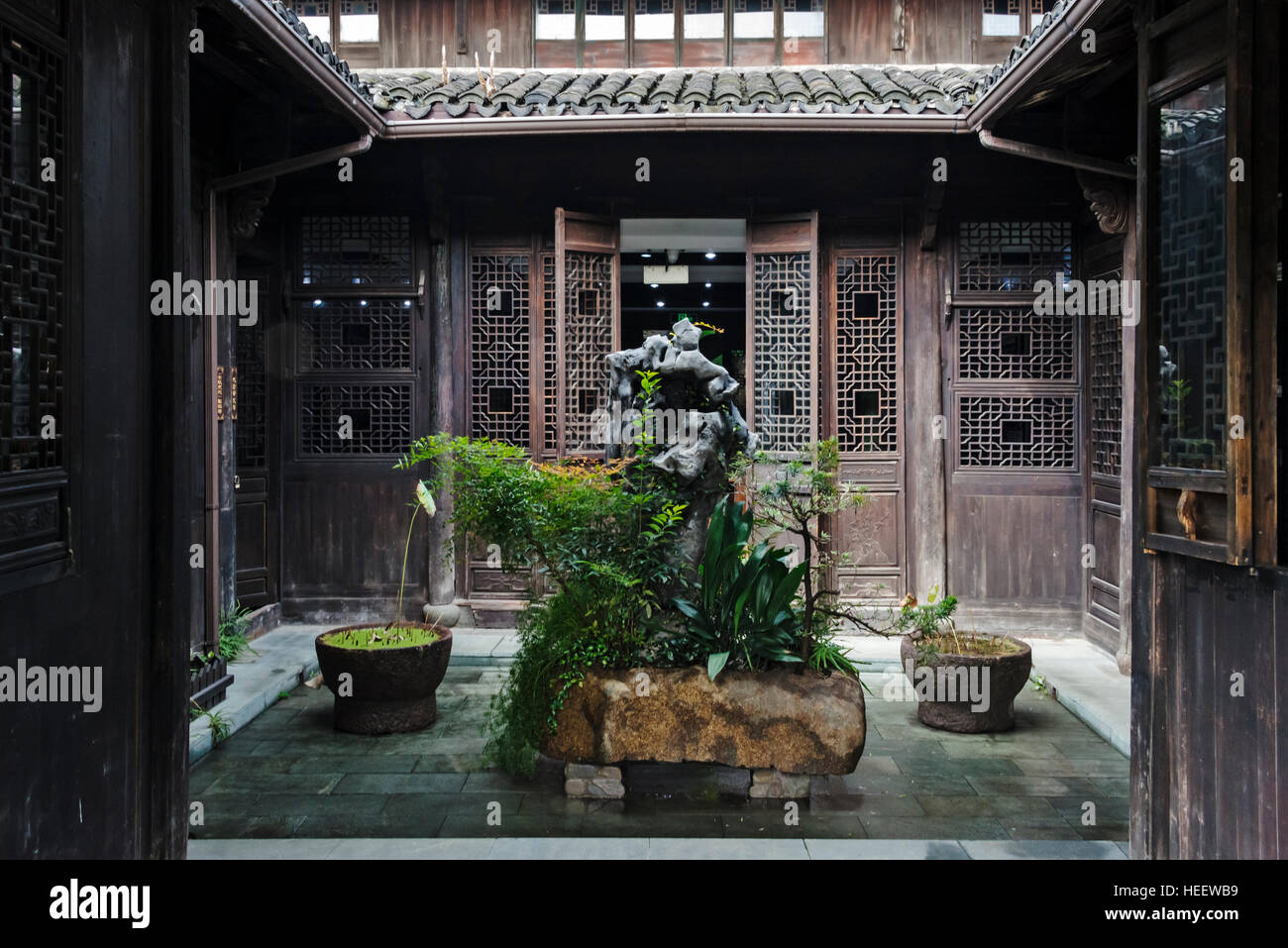 Traditional chinese courtyard house hi-res stock photography and images ...