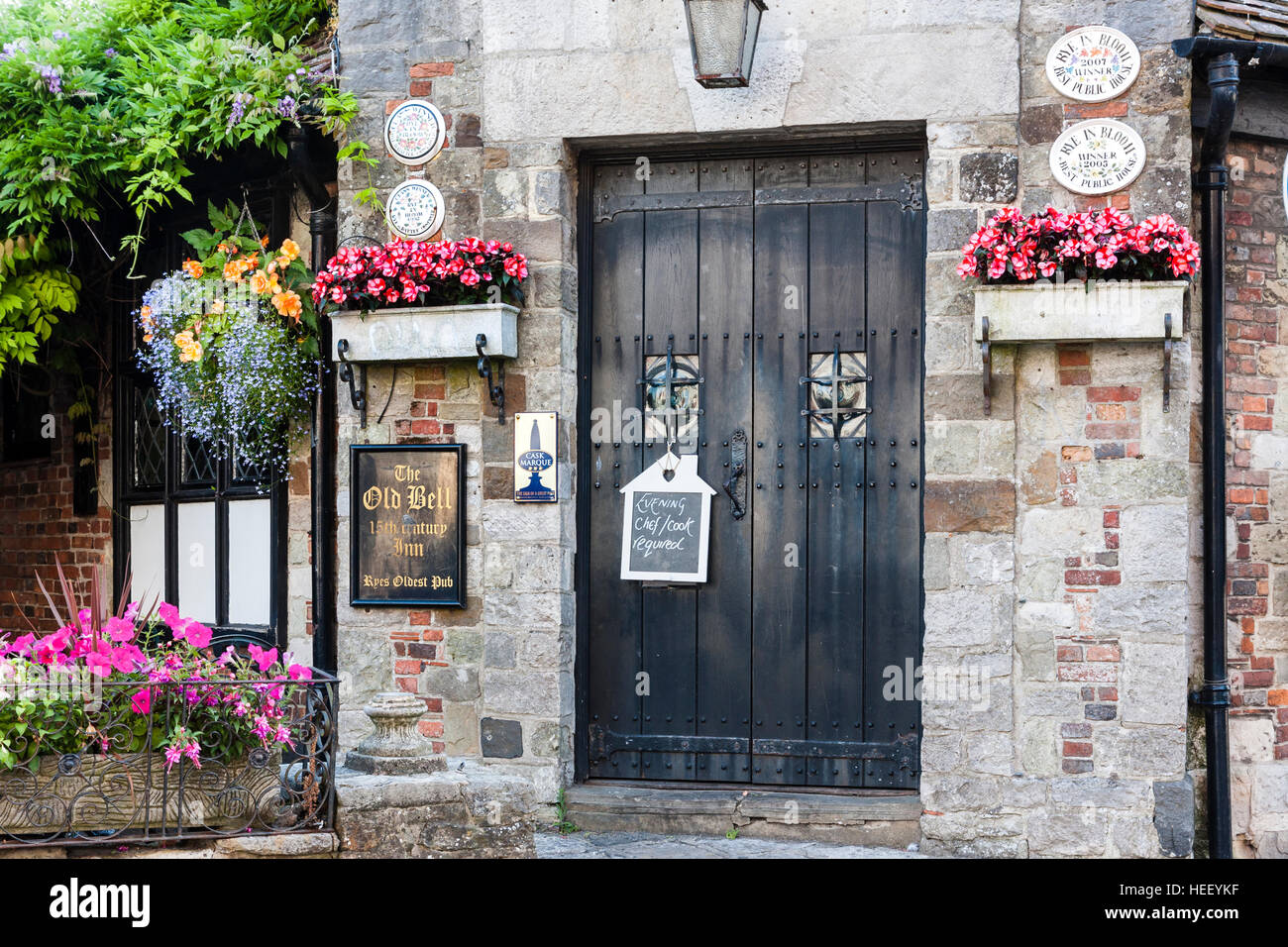 Closed pub door hi-res stock photography and images - Alamy