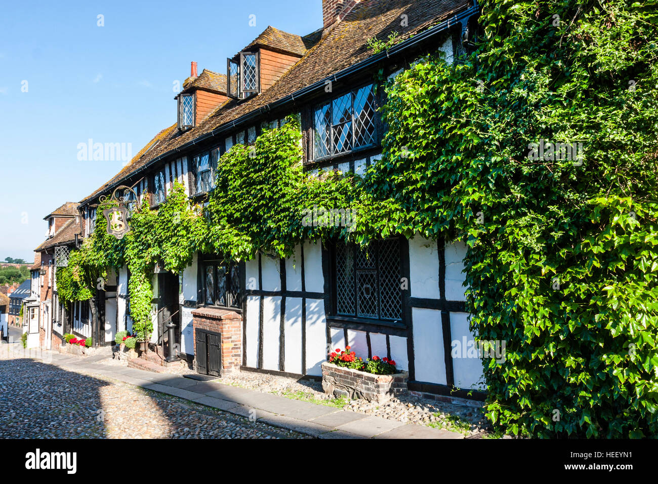 Historic English town of Rye. Cobbled lane and 15th century (1420 ...