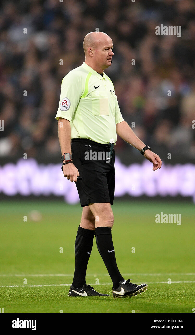 Match referee Lee Mason Stock Photo - Alamy