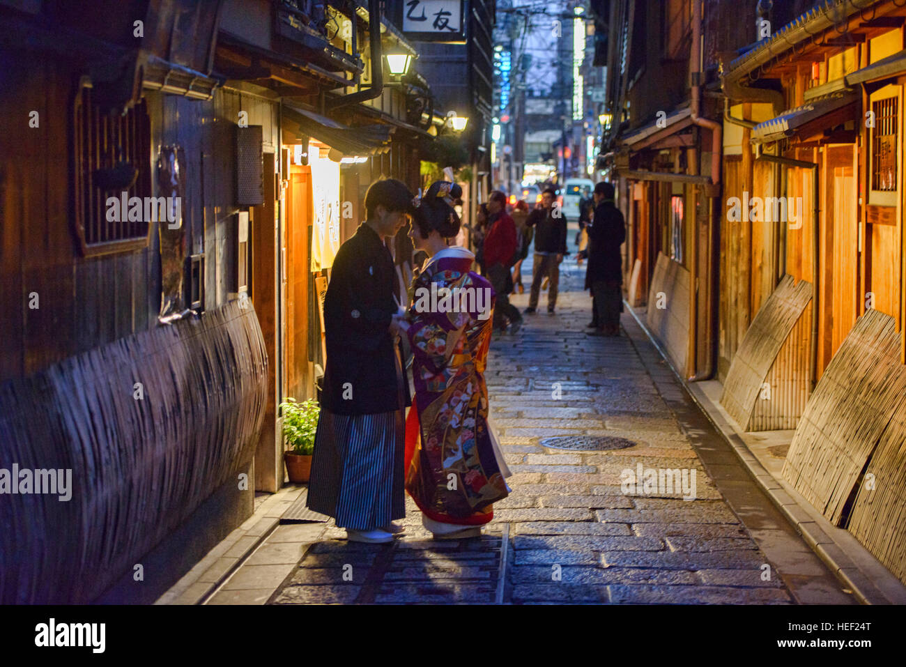 Couple in traditional costumes in the old Shimbashi area of Gion, Kyoto ...