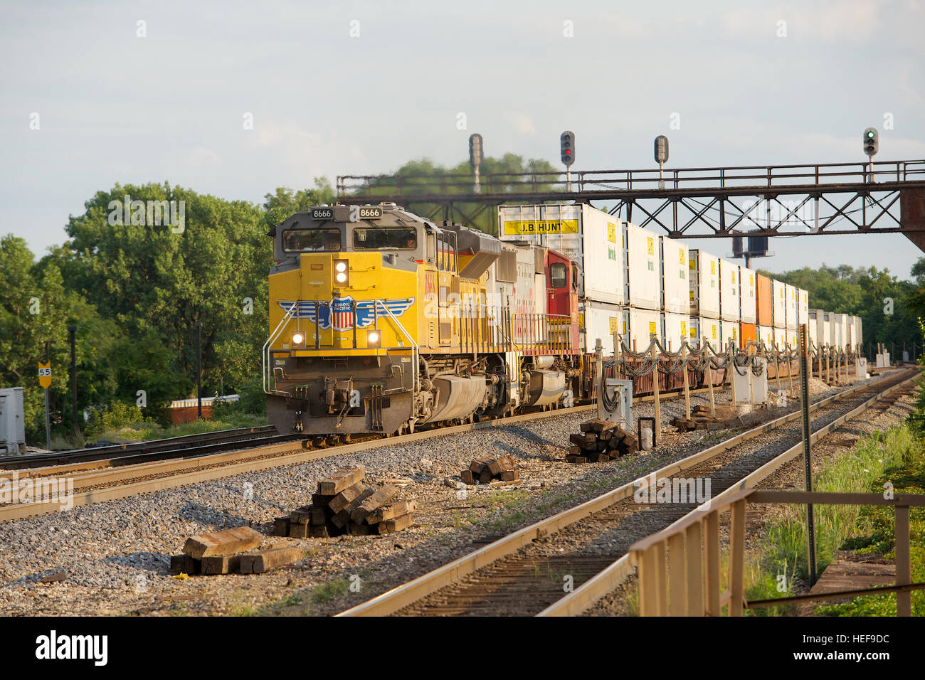 Union Pacific - Sante Fe double stack container train at Joliet ...