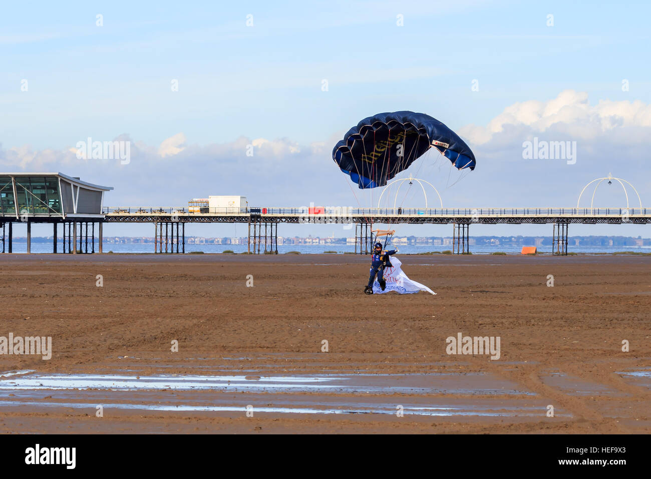 Parachute landing fall hi-res stock photography and images - Alamy