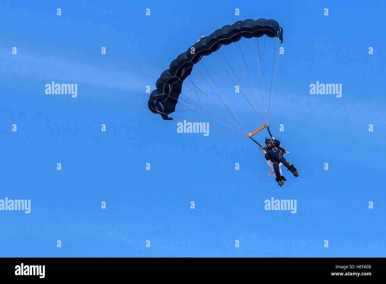 Parachute landing fall hi-res stock photography and images - Alamy