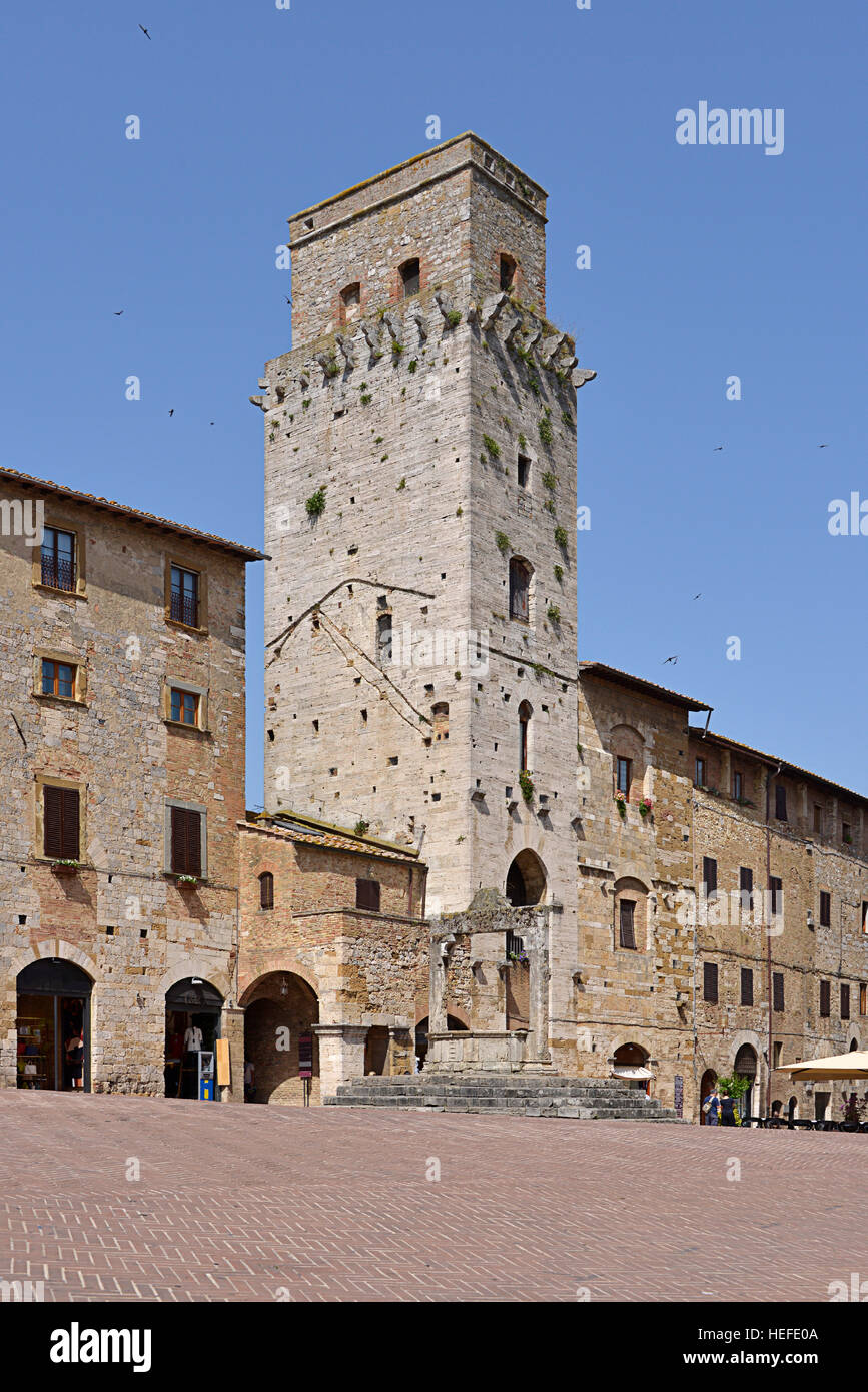 Square in san gimignano hi-res stock photography and images - Alamy