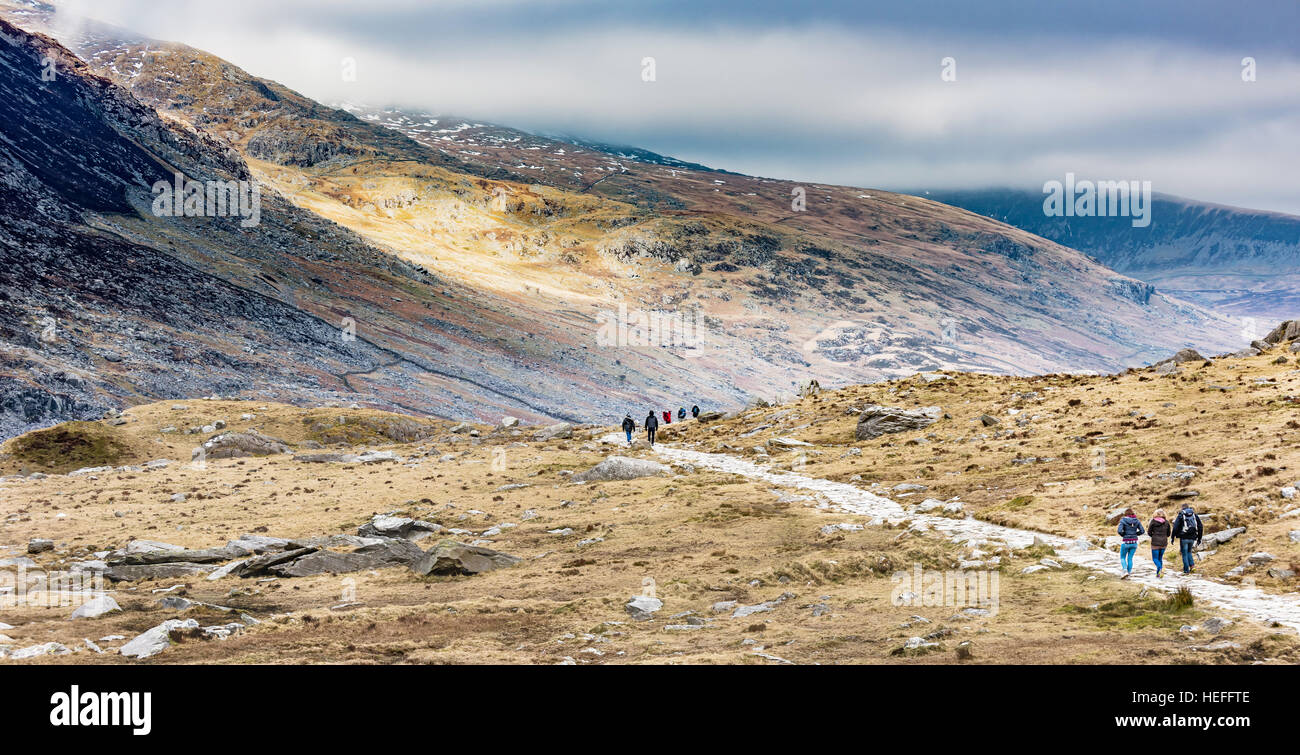 Snowdonia mountain walking hiking hi-res stock photography and images ...
