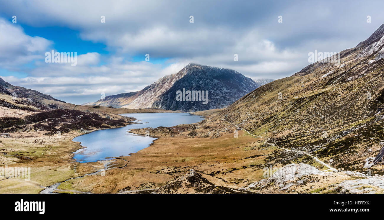 Hiking snowdonia snow hi-res stock photography and images - Alamy
