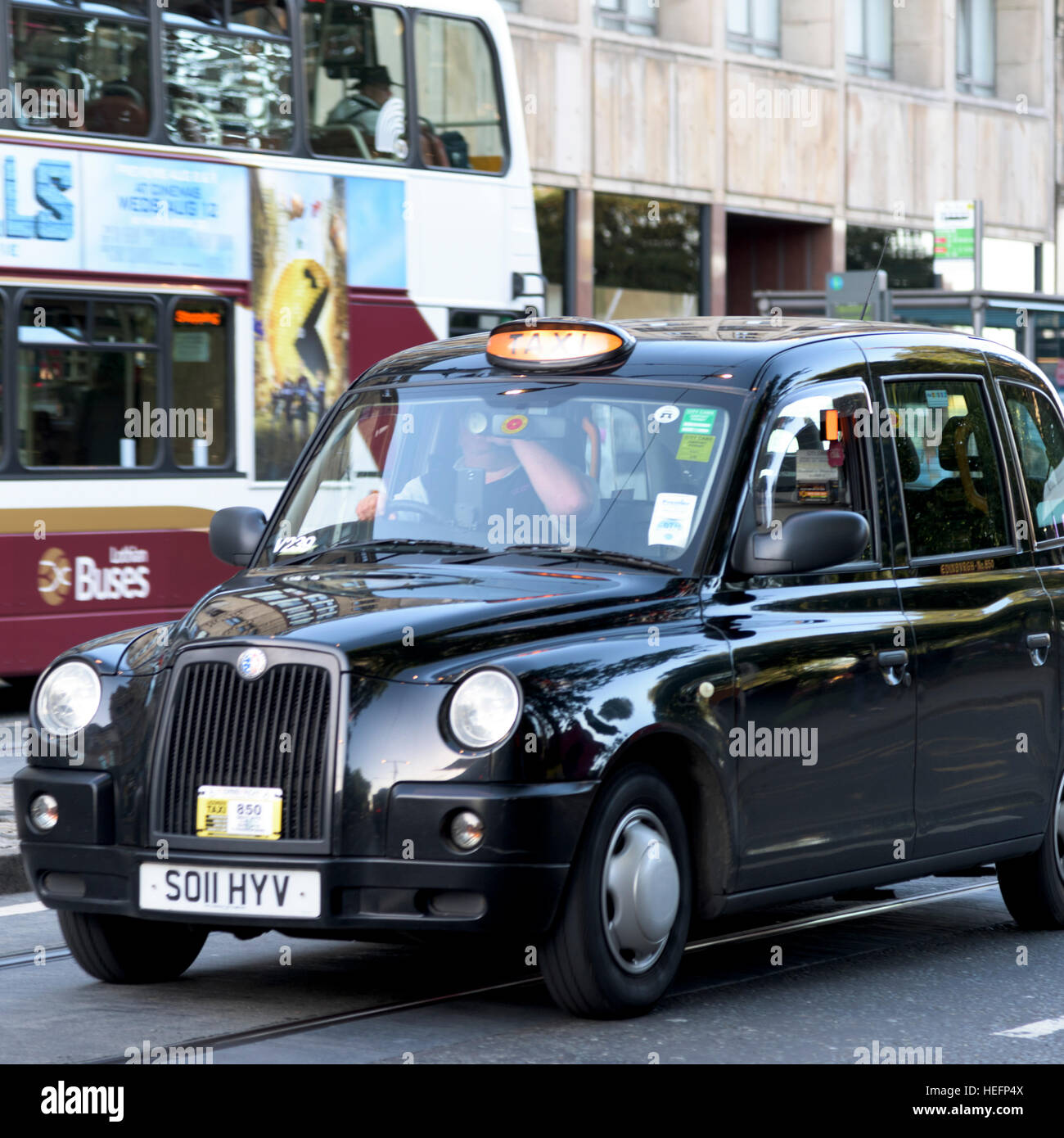 Edinburgh taxi bus hi-res stock photography and images - Alamy
