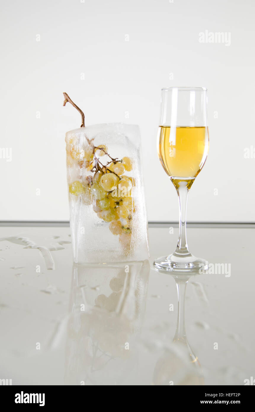 Frozen white grapes hi-res stock photography and images - Alamy