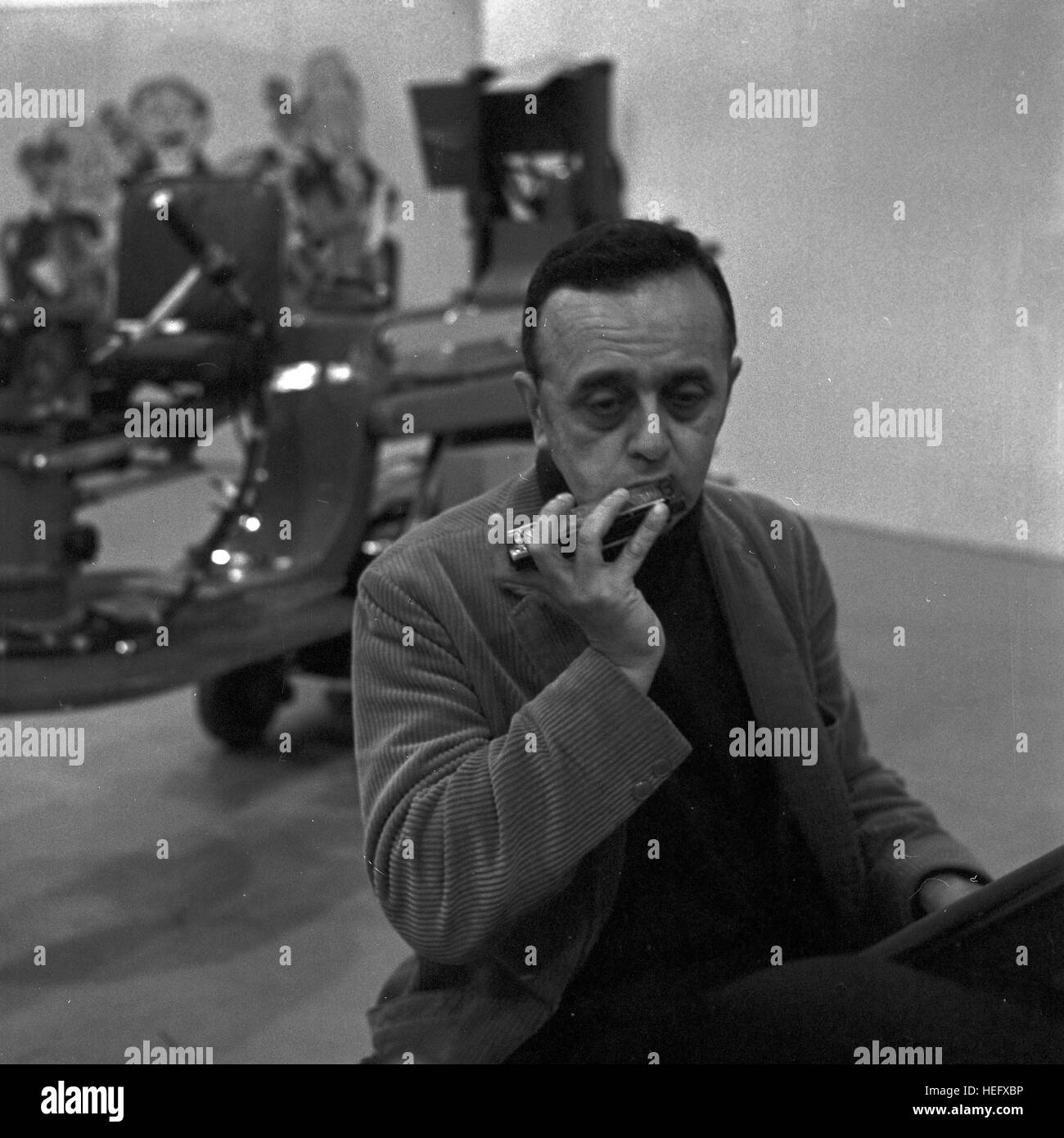 Der amerikanische Autor und Mundharmonikaspieler Larry Adler ...