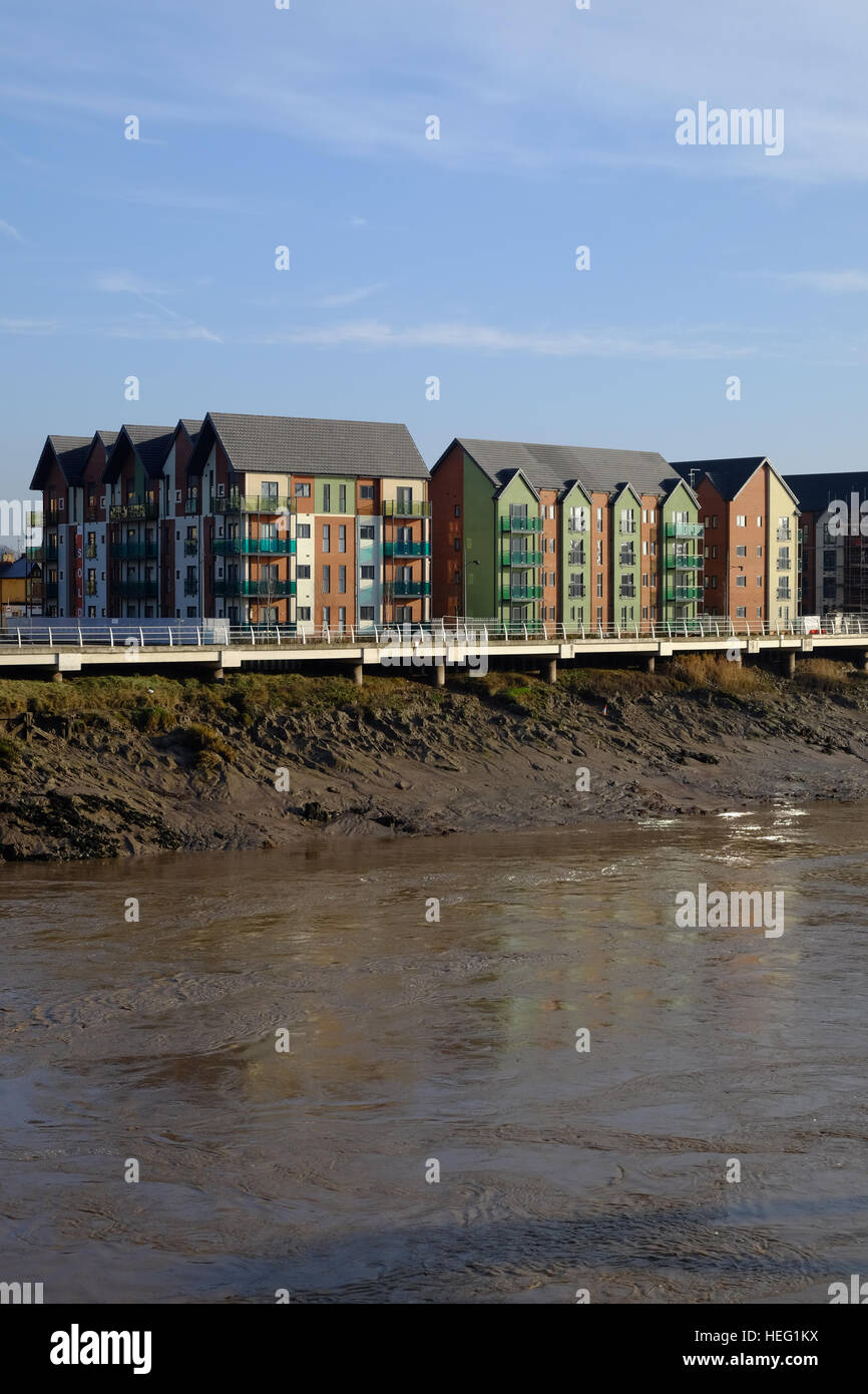 Modern residential development beside a tidal river Stock Photo - Alamy
