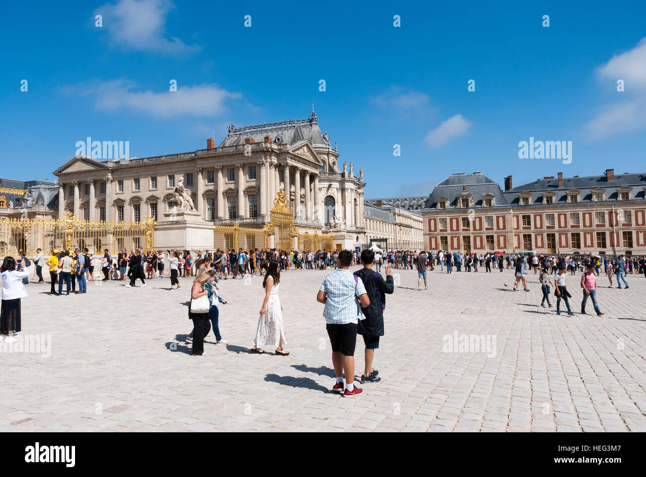 Crowds tourists visit historic hi-res stock photography and images - Alamy